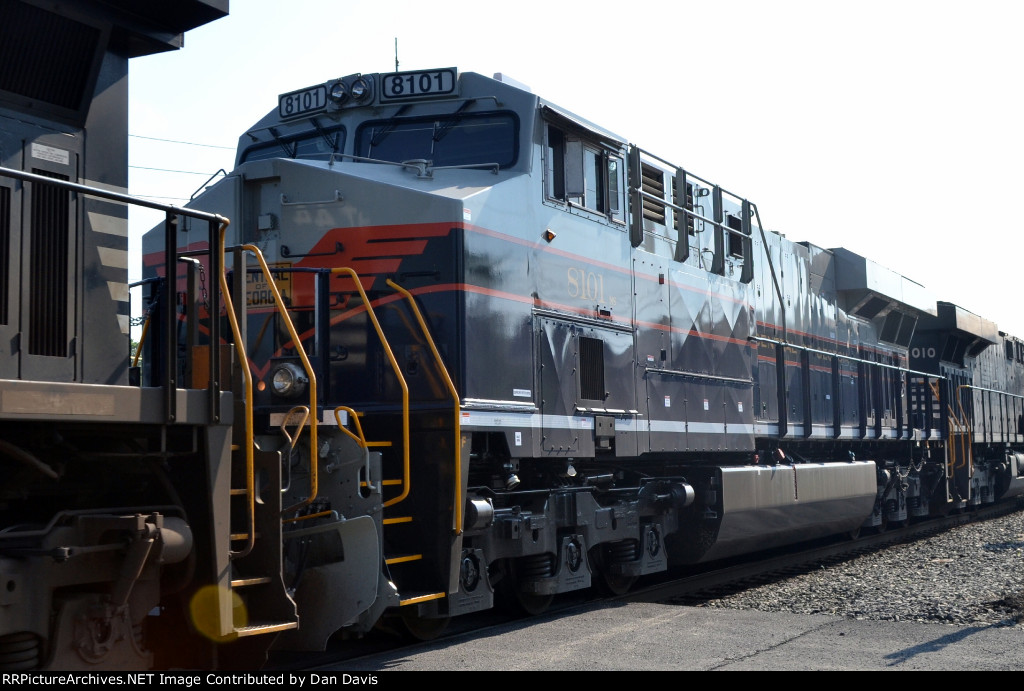 NS ES44AH 8101 "CofG" on 68Q